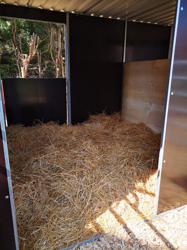 Weidehütten - HIPPO-TECH | Fahrbare stationäre Weidehütten, Weideboxen ...